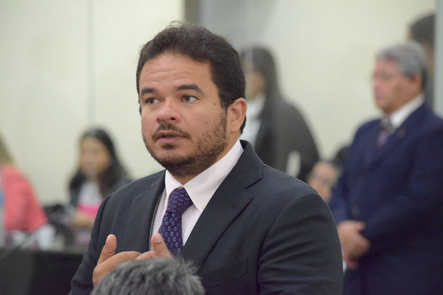 Deputado nomeia 'fantasma' para cuidar das finanças do gabinete ...